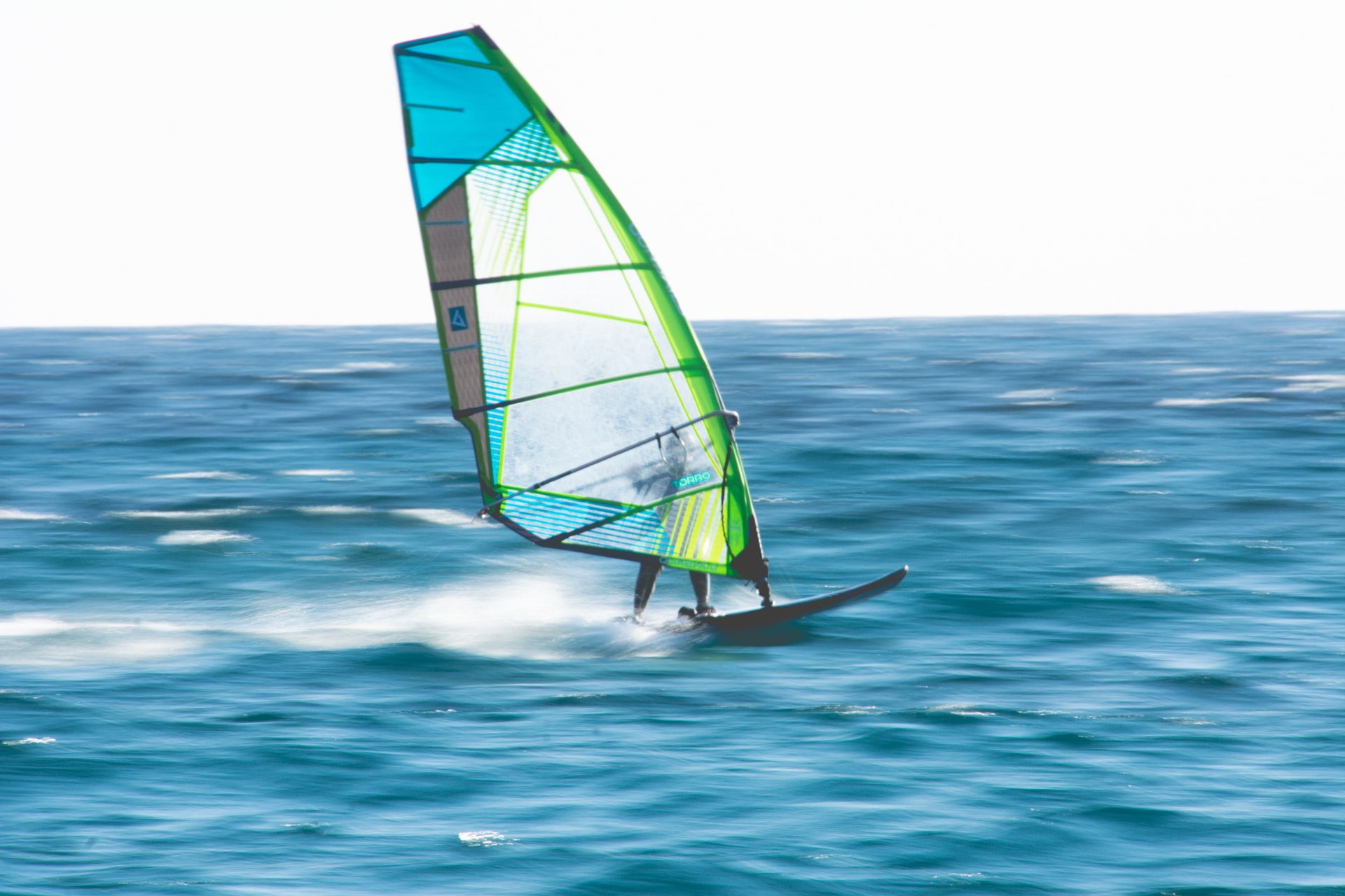 5 Things To Know Before You Try Windsurfing For The First Time - PMCAOnline
