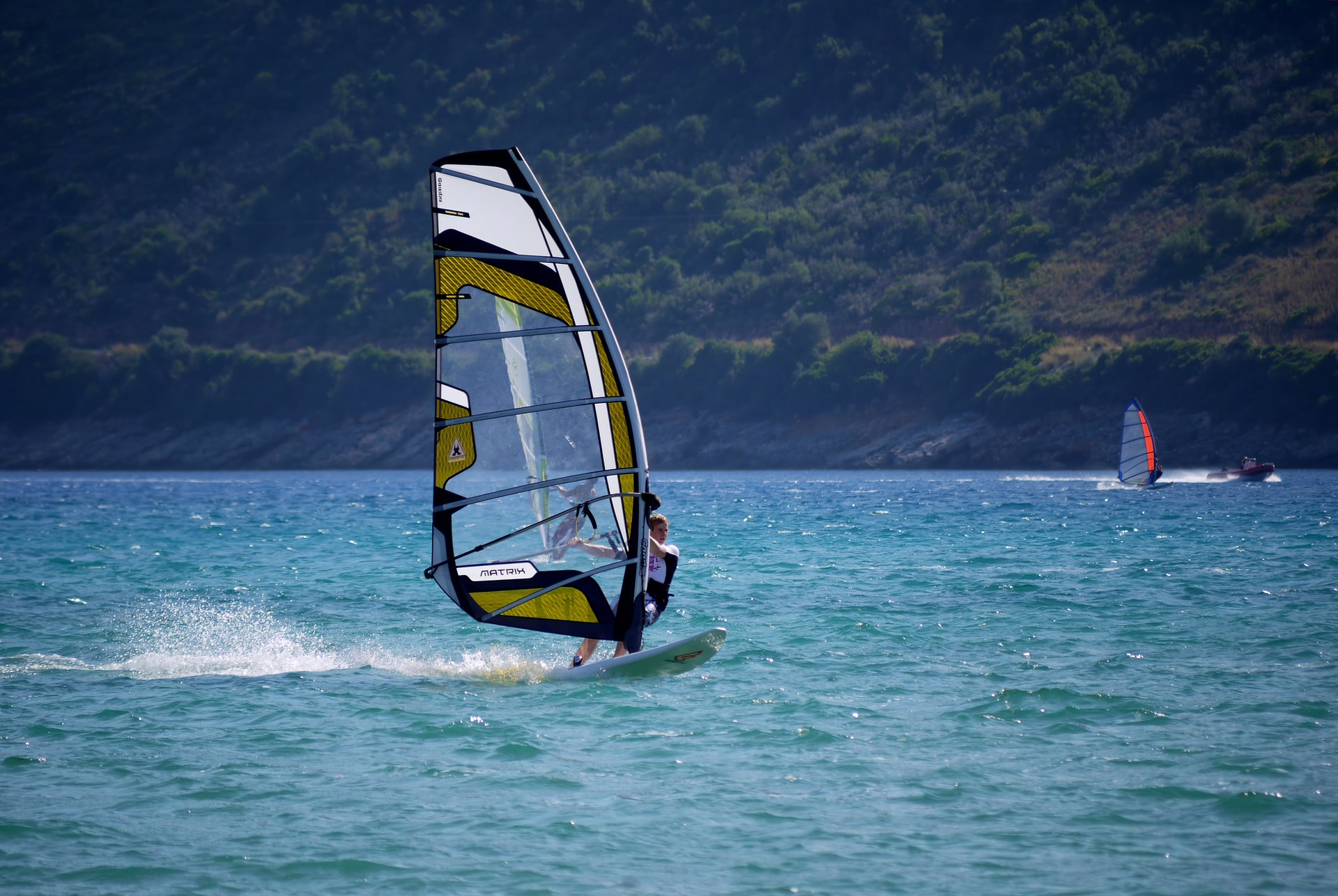 5 Things To Know Before You Try Windsurfing For The First Time - PMCAOnline